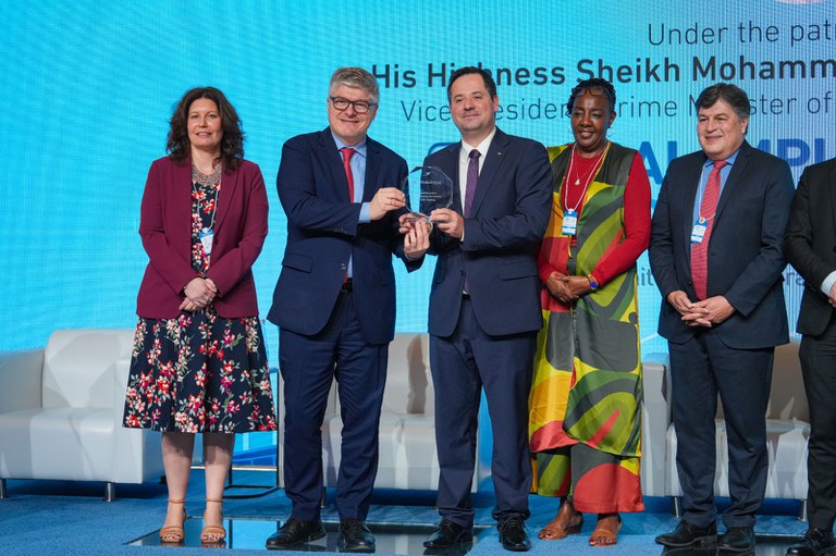 Anac recebe prêmio por curso de inglês e se destaca como referência ...